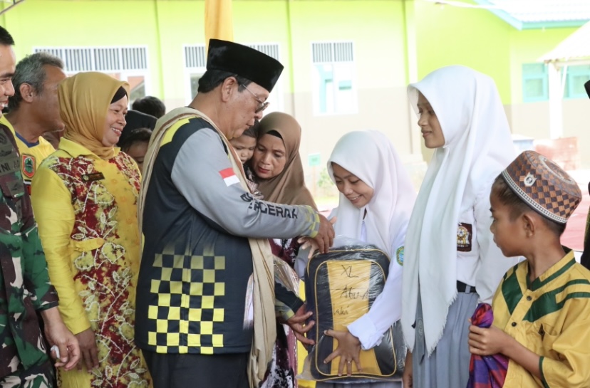 Gubernur Kalsel Serahkan 180 Paket Bantuan Siswa Kurang Mampu di SMAN 1 ...